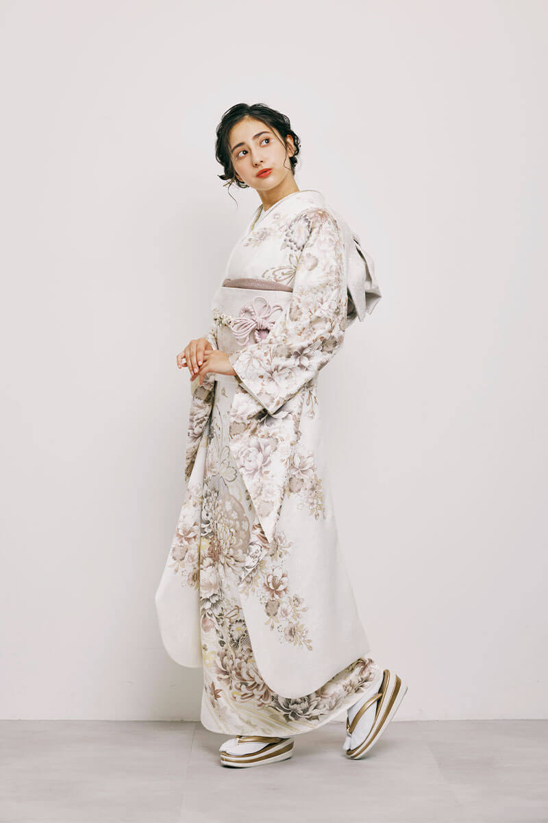 くすみカラーの花々が映える一着はため息の出るほど清楚で上品シンプルだからこそ貴女らしく楽しんで | 成人式の振袖 購入・レンタル着物ならきもの京彩×エイル｜平塚・三ツ境・海老名・厚木・町田 ...