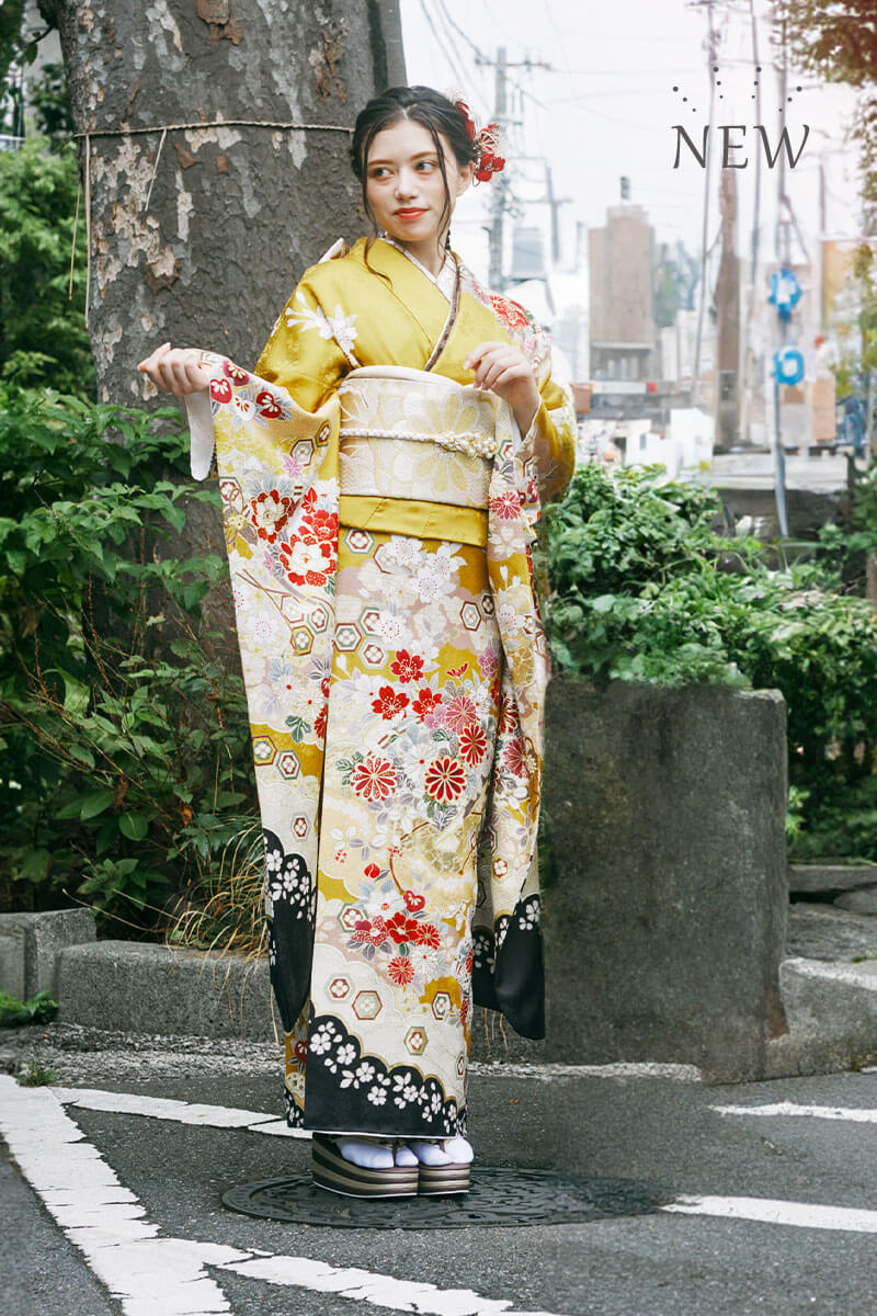 流行りくすみ系の辛子色 古典柄の花々と裾の黒で ヴィンテージっぽさと可愛さアップ | 成人式の振袖 購入・レンタル着物ならきもの京彩×エイル｜平塚・三ツ境・海老名・厚木・町田・藤沢・相模原・相模大野