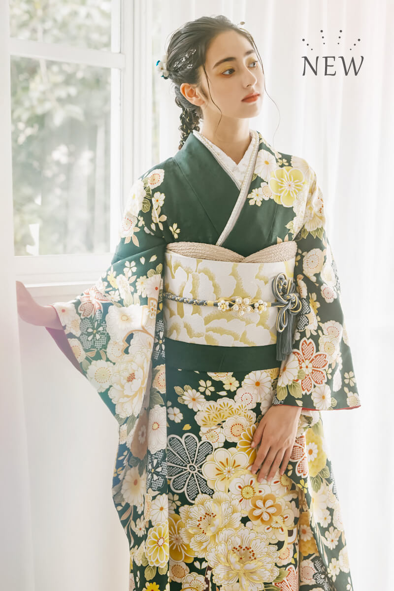 まろやかな緑地に黄金の花々が舞う やさしさと美しさが調和した振袖 晴れの日の嬉しい気持ちを乗せて | 成人式の振袖 購入・レンタル着物ならきもの京彩×エイル｜平塚・三ツ境・海老名・厚木・町田 ...